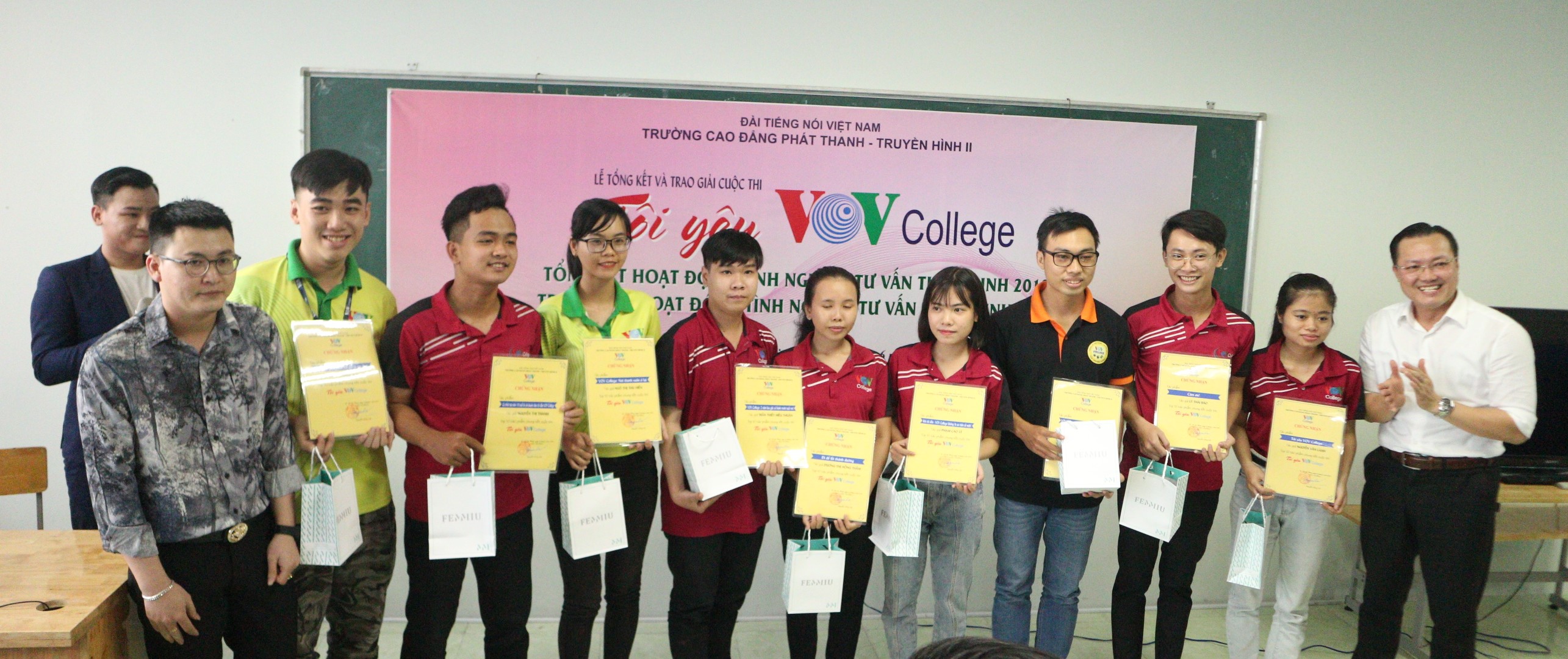 Tổng kết và trao giải cuộc thi “Tôi yêu VOV College” | vov.edu.vn