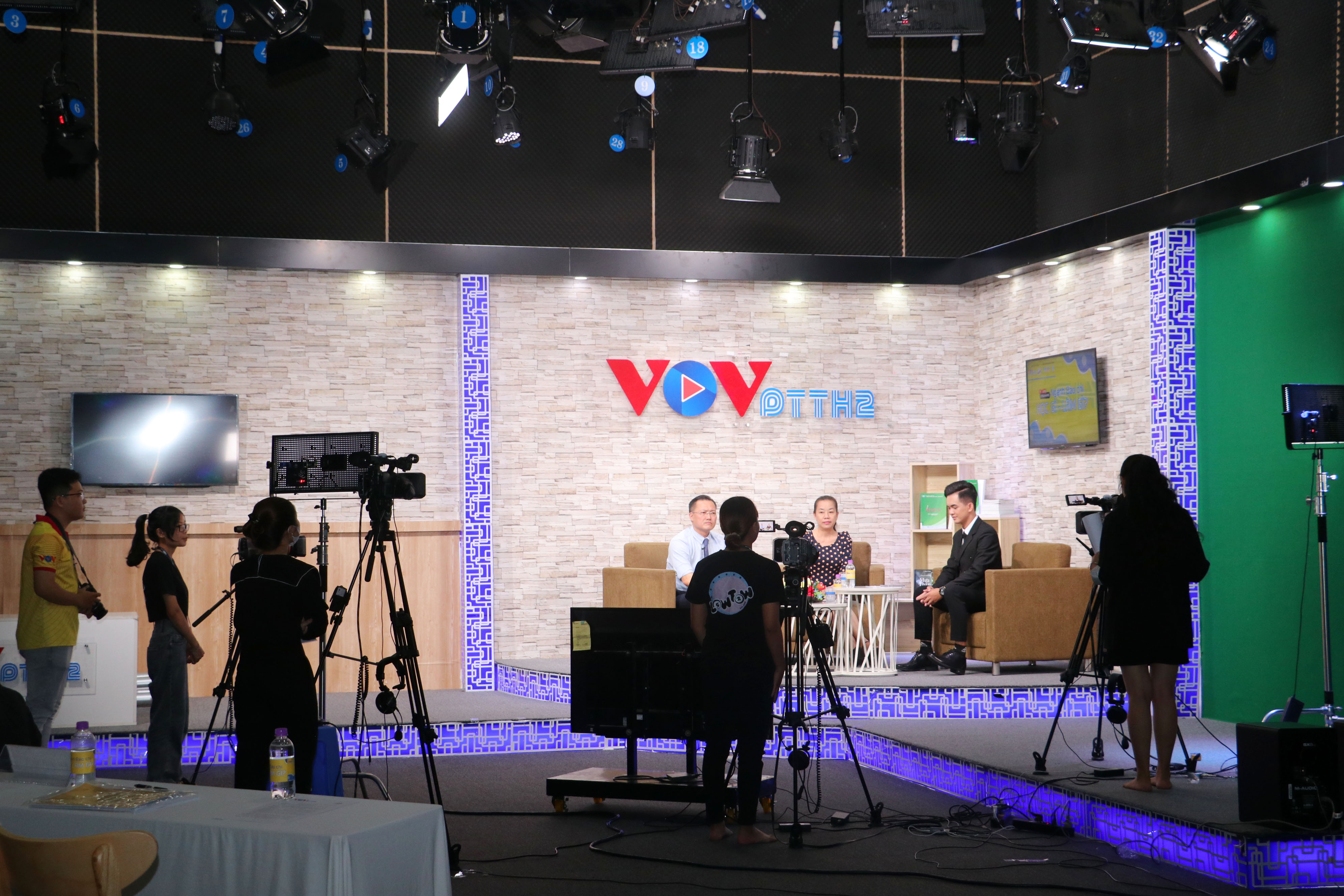 Sinh viên VOV College tổ chức tư vấn tuyển sinh trực tuyến ngành Báo ...