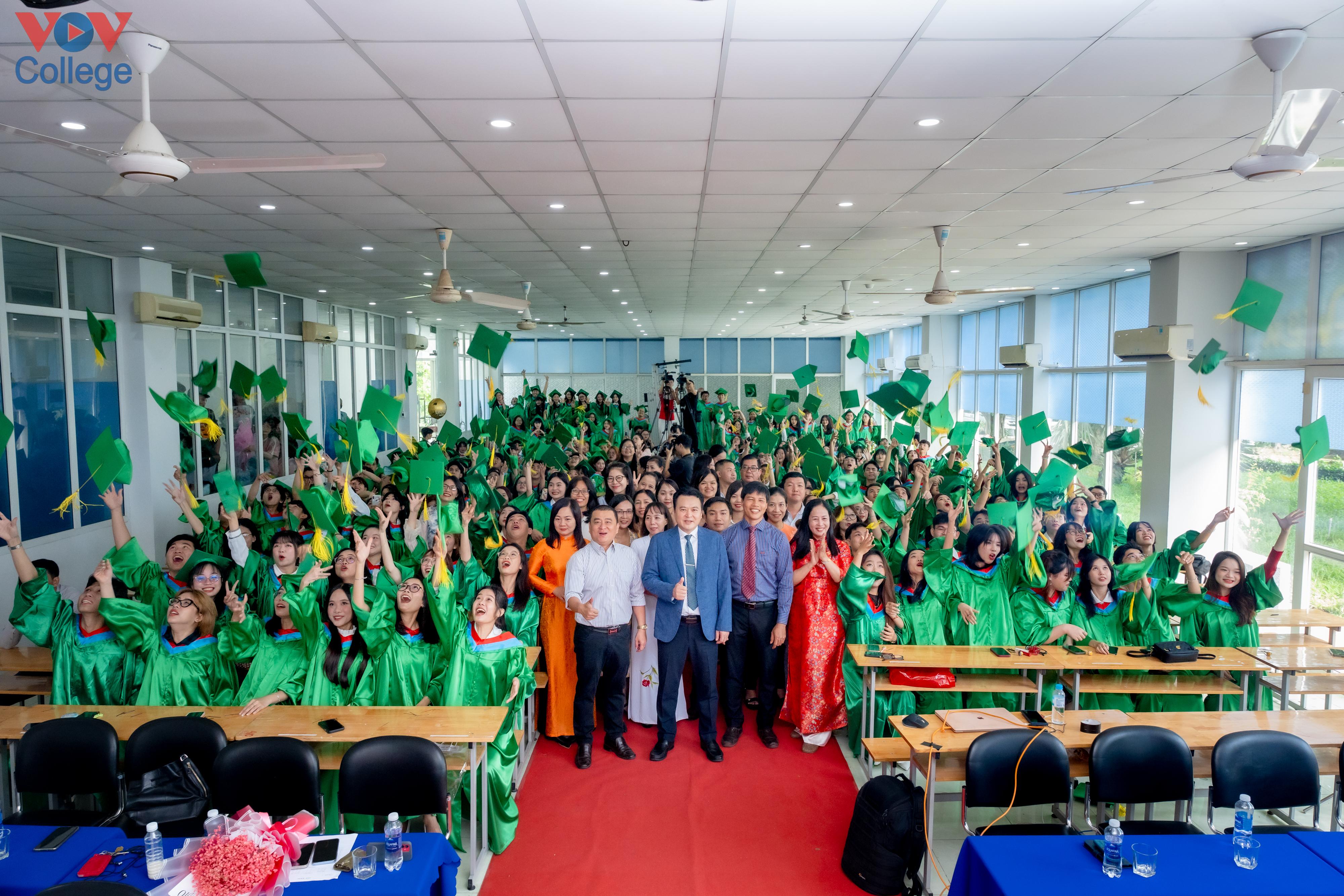 Lễ Tốt Nghiệp 2024: VOV College Khắc Dấu Ấn Trưởng Thành Cho Những ...